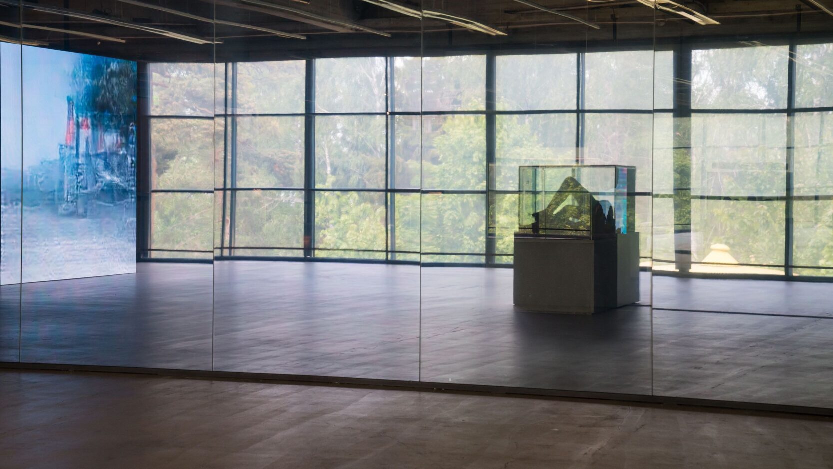 Mobile guide to the Chimeras exhibition by Pierre Huyghe - EMMA
